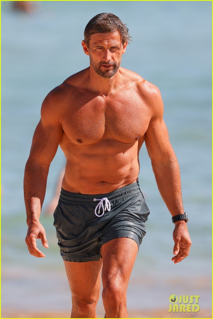 Tim Robards, the First 'Bachelor' in Australia, Bares Buff Body During Beach Day in Sydney ...