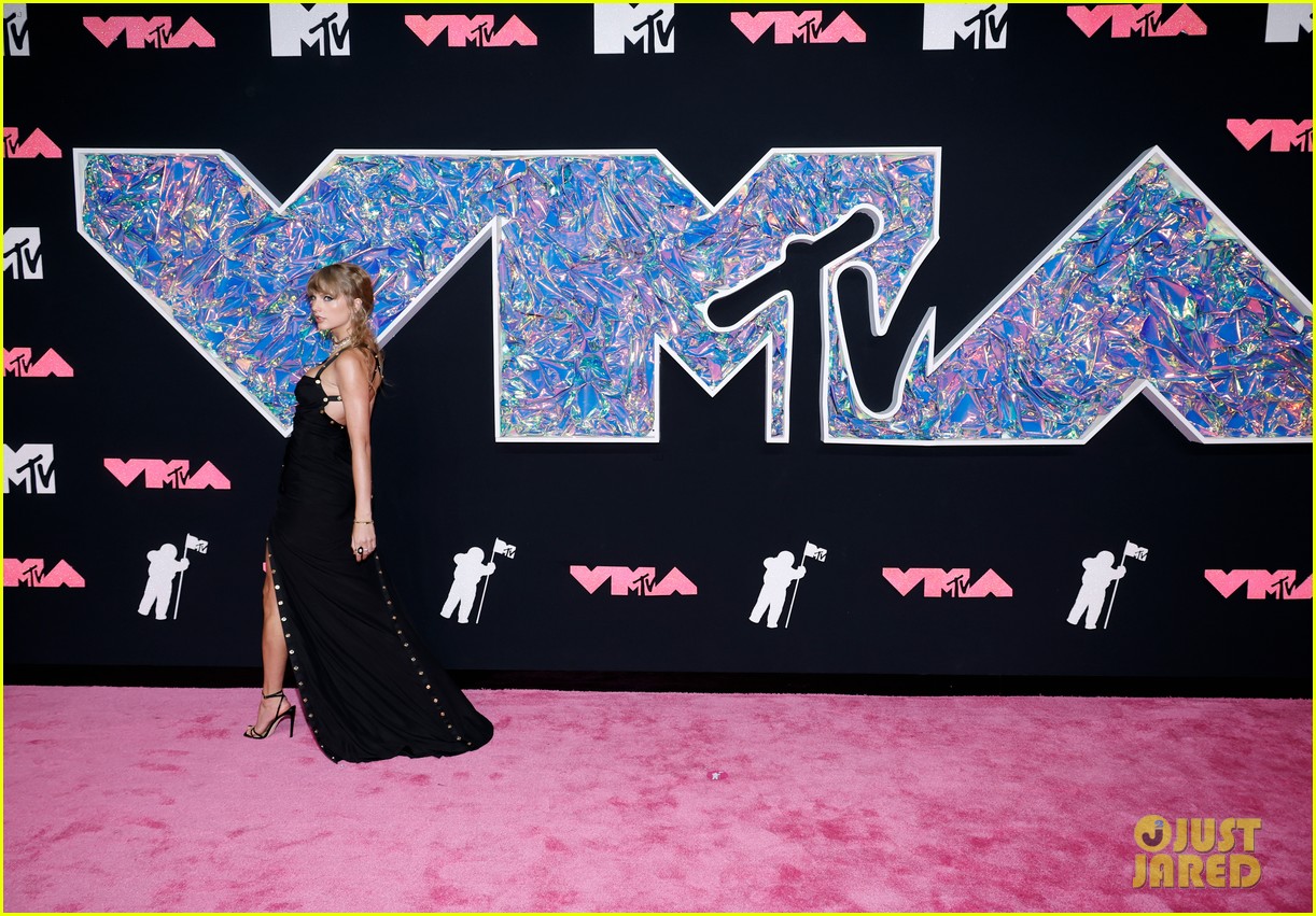 Taylor Swift Wears Fierce Black Dress at MTV VMAs 2023 as Most ...