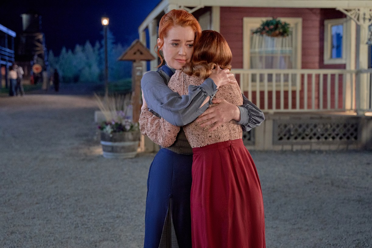 Hope Valley Gets A Town Radio in Hallmark Channel's 'When Calls The ...