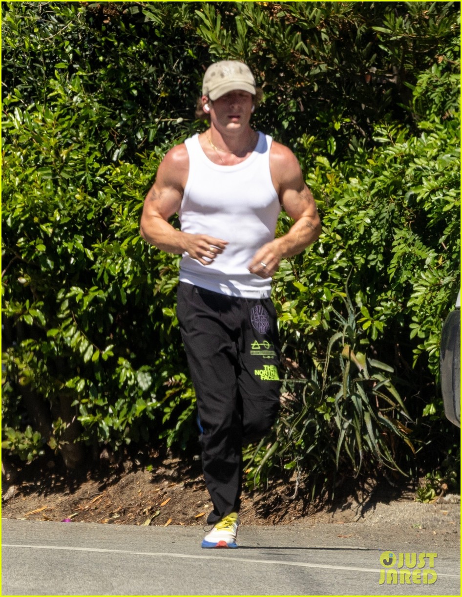 Jeremy Allen White Starts Off His Week with a Run: Photo 4971924 ...