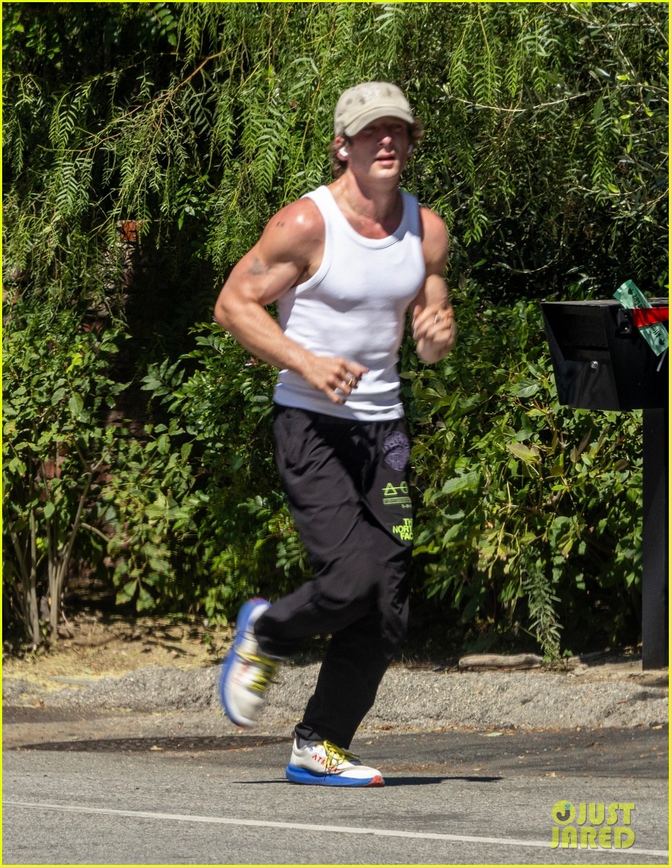 Jeremy Allen White Starts Off His Week with a Run: Photo 4971926 ...