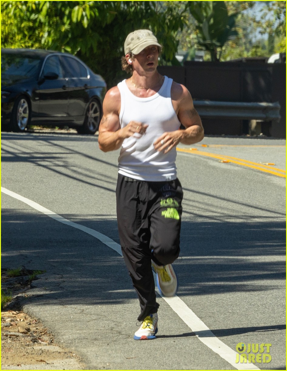Jeremy Allen White Starts Off His Week with a Run: Photo 4971927 ...