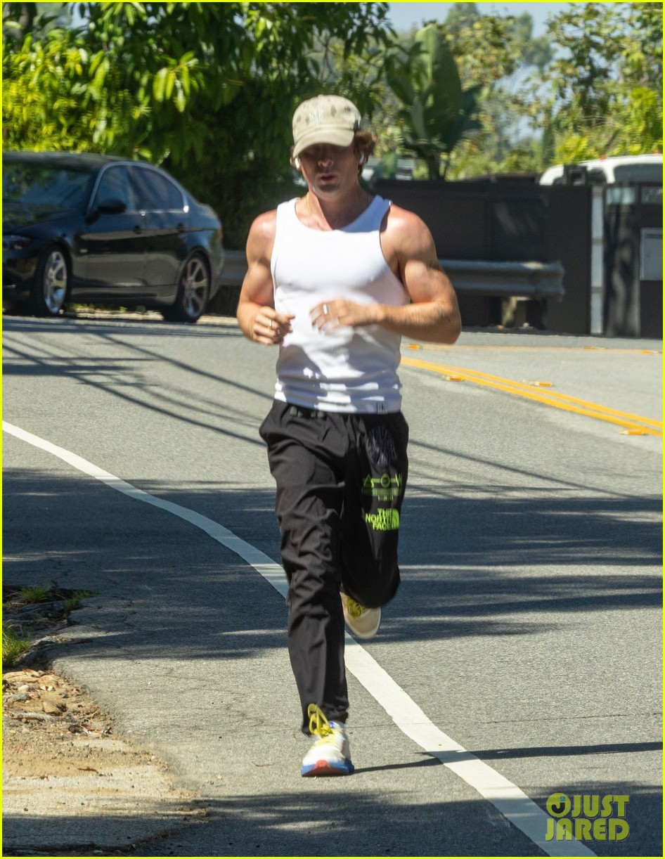 Jeremy Allen White Starts Off His Week with a Run: Photo 4971928 ...