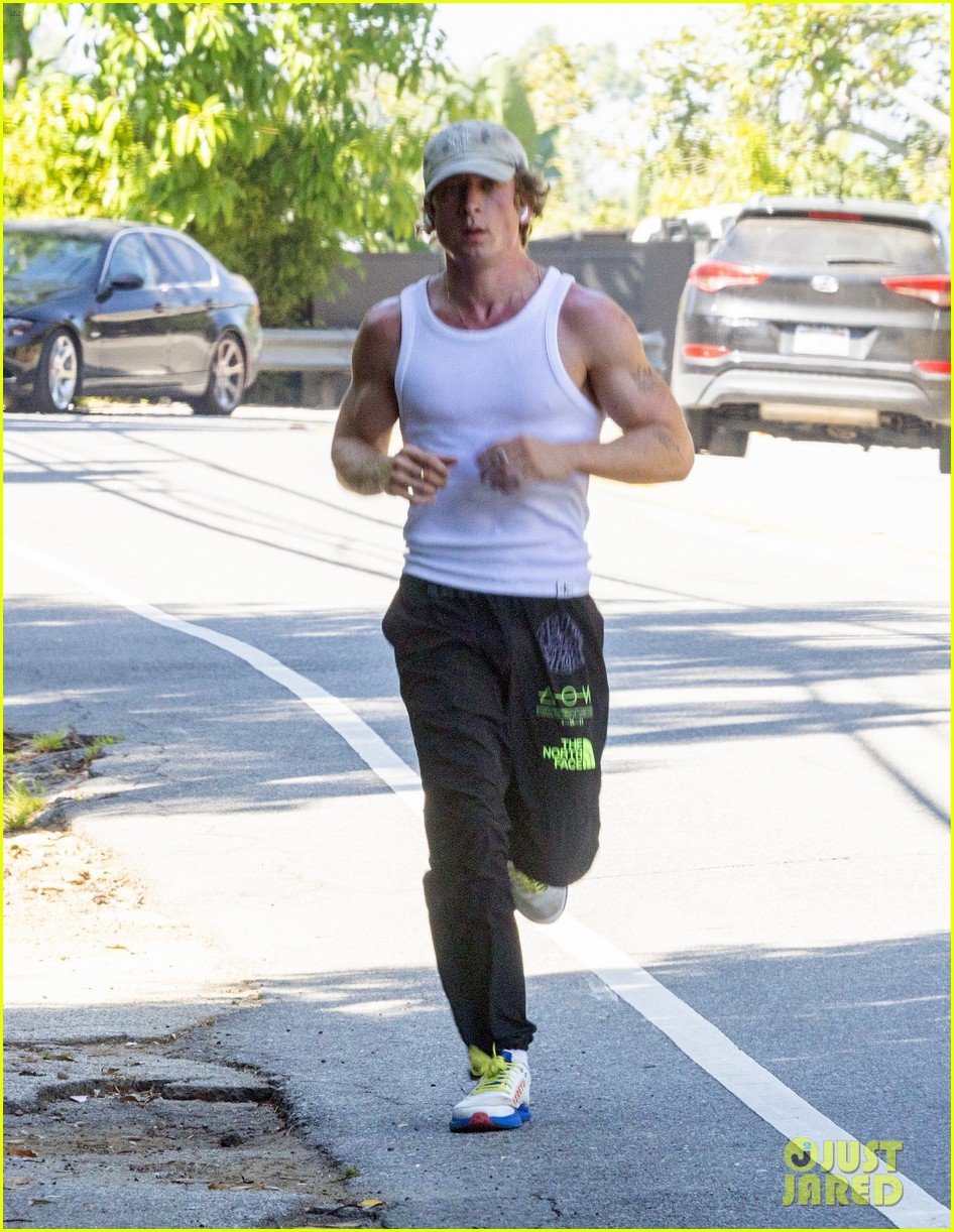 Jeremy Allen White Starts Off His Week with a Run: Photo 4971930 ...