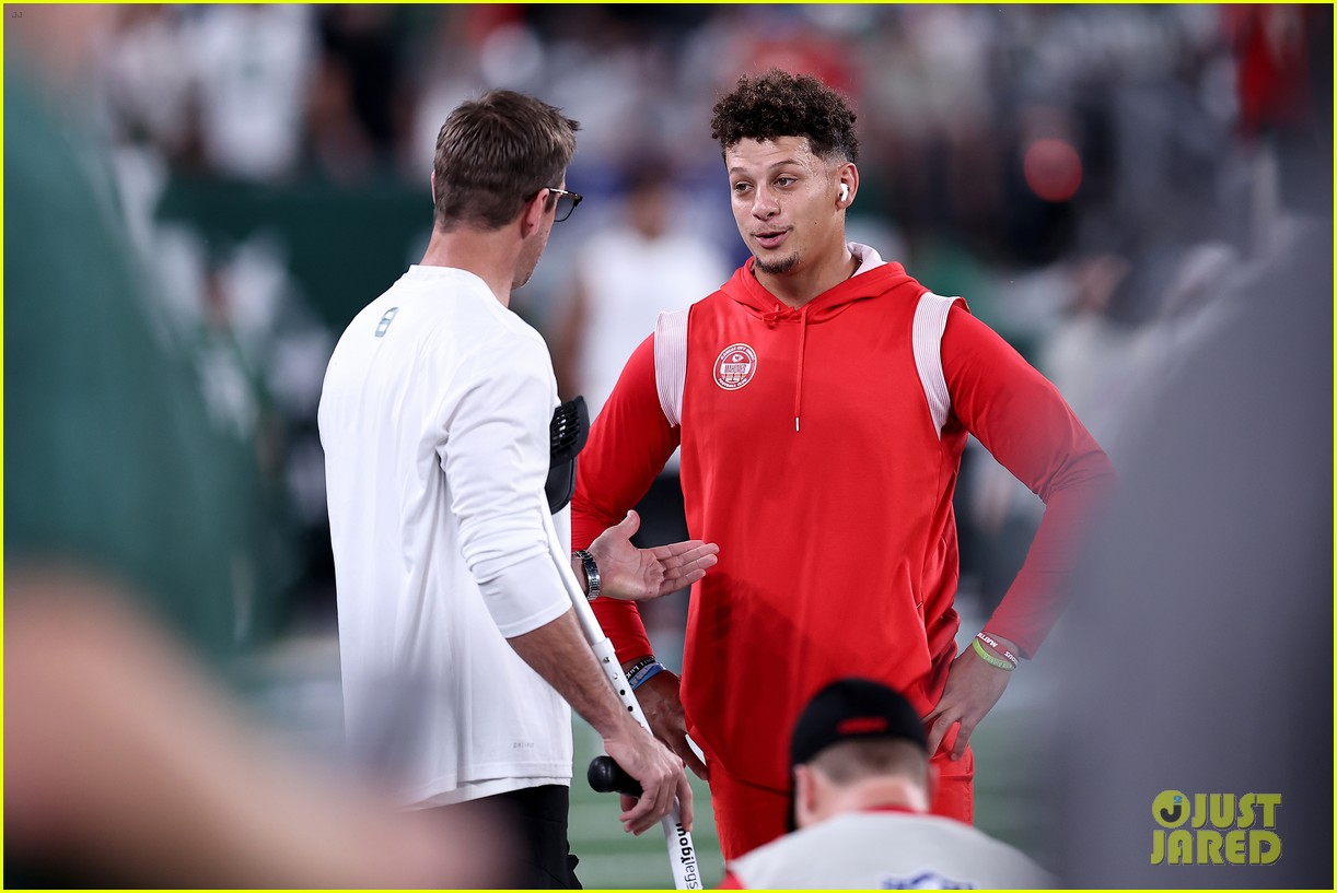 Here's Why Aaron Rodgers Is On Crutches at Jets vs Chiefs Game: Photo ...
