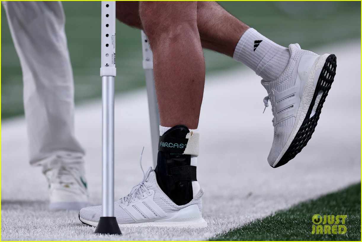 Here's Why Aaron Rodgers Is On Crutches at Jets vs Chiefs Game: Photo 4973930 | Photos | Just ...