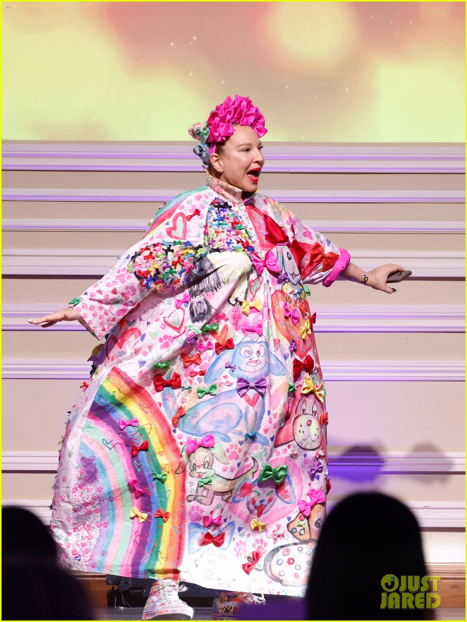 Photo: sia confirms facelift presents award to plastic surgeon 05 ...