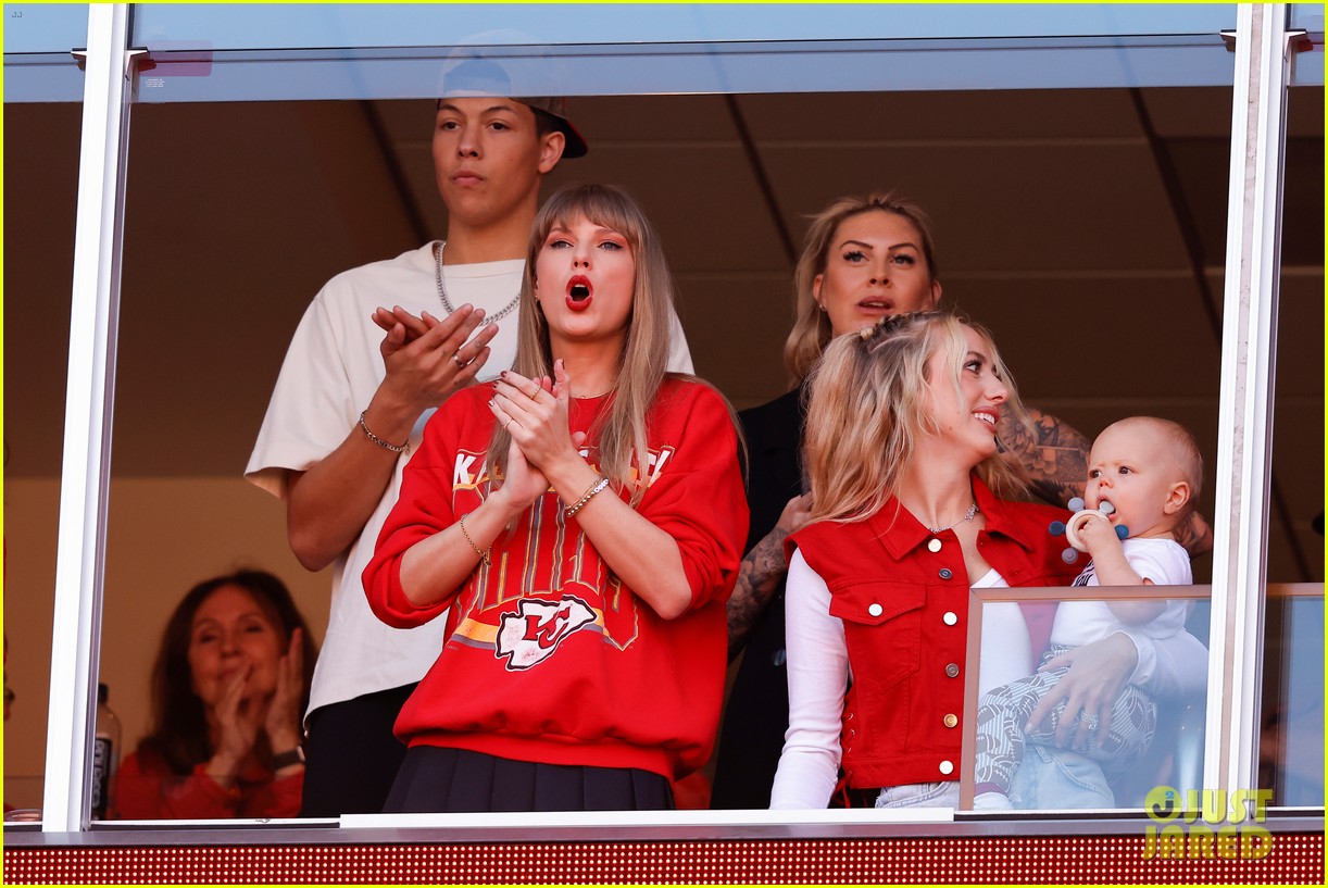 Inside Taylor Swift's NFL Suite at Chiefs-Chargers Game: Who's Sitting With Her at Sunday's ...