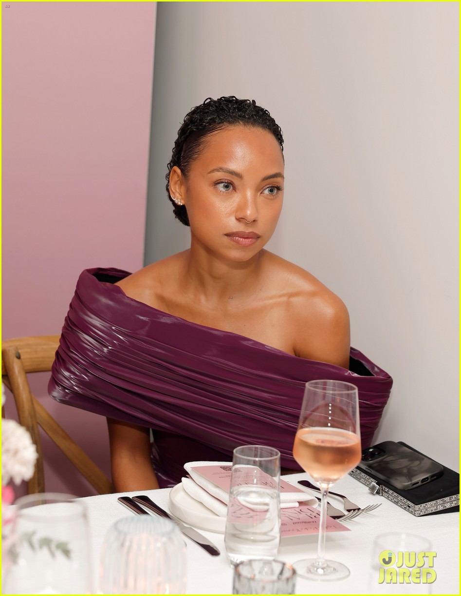 Charlize Theron Honors Her Whole Glam Squad at THR's Beauty Dinner in L ...