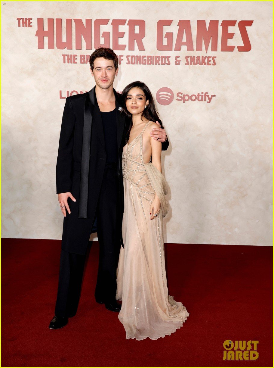 'Hunger Games' Actor Tom Blyth Walks Red Carpet in a Tank Top at ...