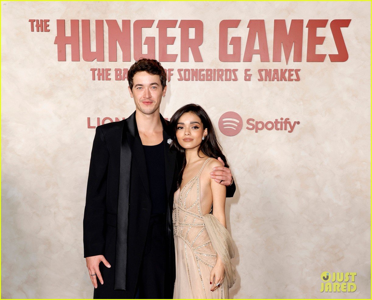 'Hunger Games' Actor Tom Blyth Walks Red Carpet in a Tank Top at ...