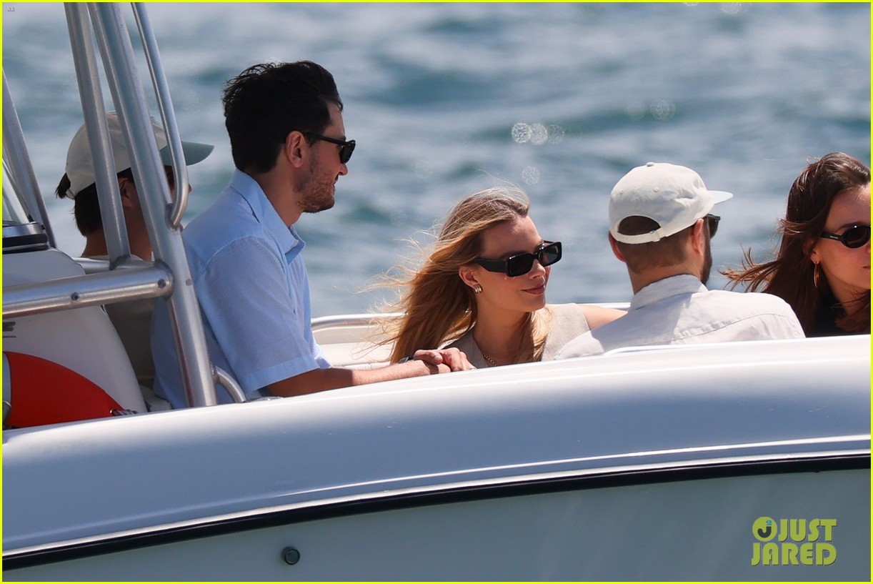 Photo: margot robbie tom ackerley boat ride 07 | Photo 4984539 | Just ...