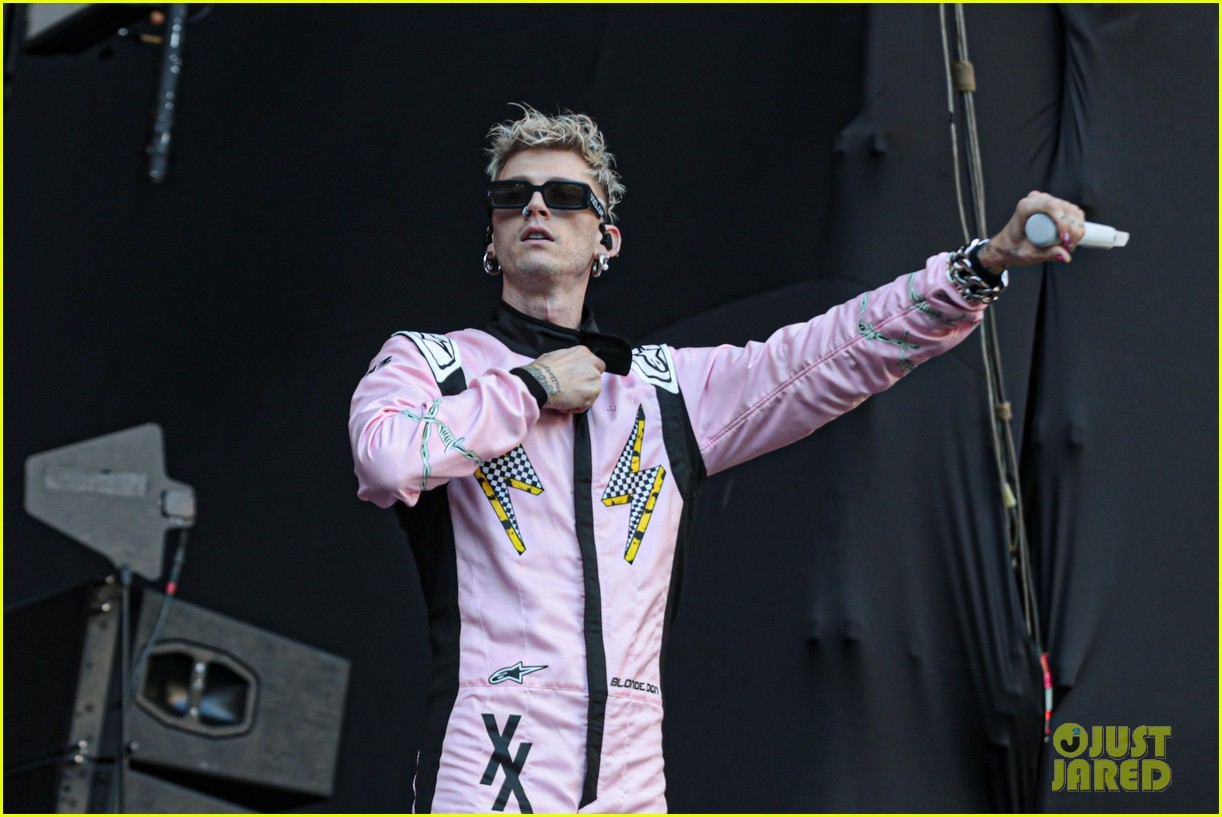 Photo: megan fox machine gun kelly brazil 03 | Photo 4982689 | Just ...