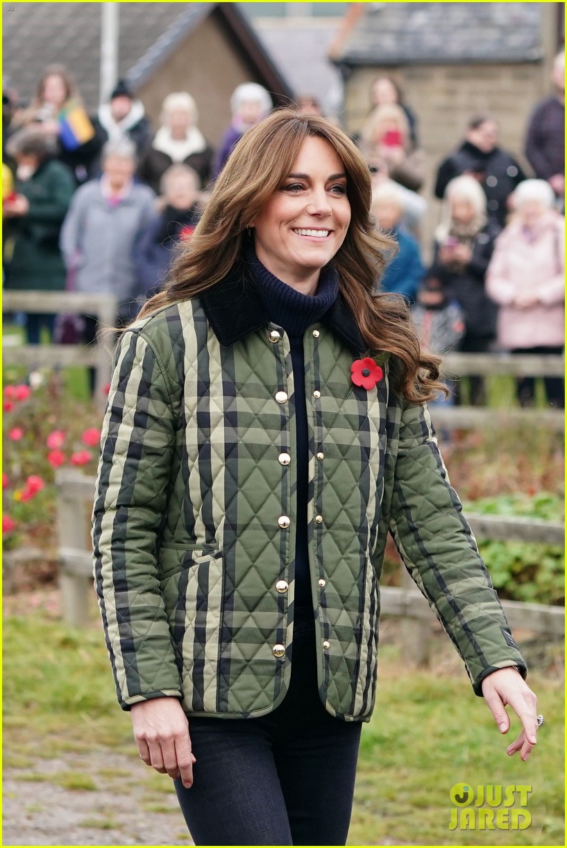 Photo: kate middleton rides bike in scotland 09 | Photo 4982309 | Just ...