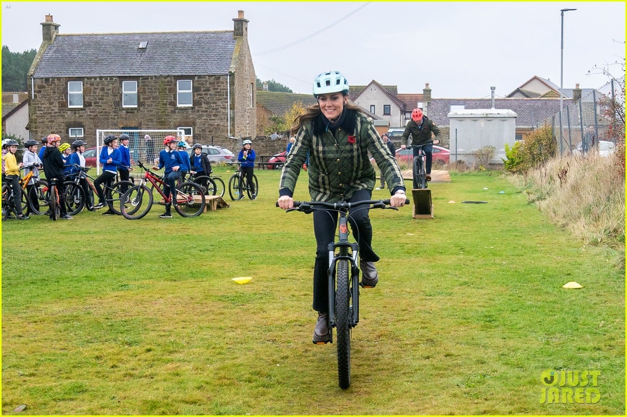 Photo: kate middleton rides bike in scotland 14 | Photo 4982314 | Just ...