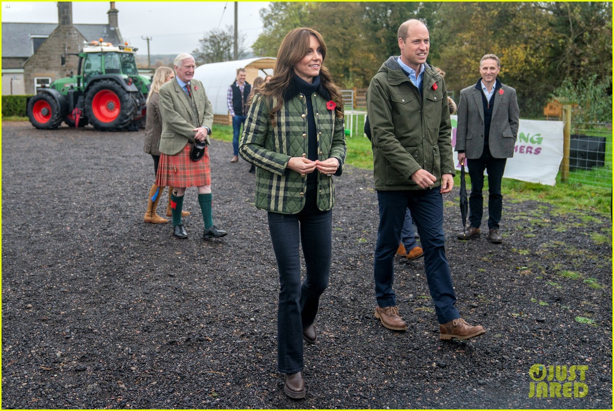 Photo: kate middleton rides bike in scotland 25 | Photo 4982325 | Just ...