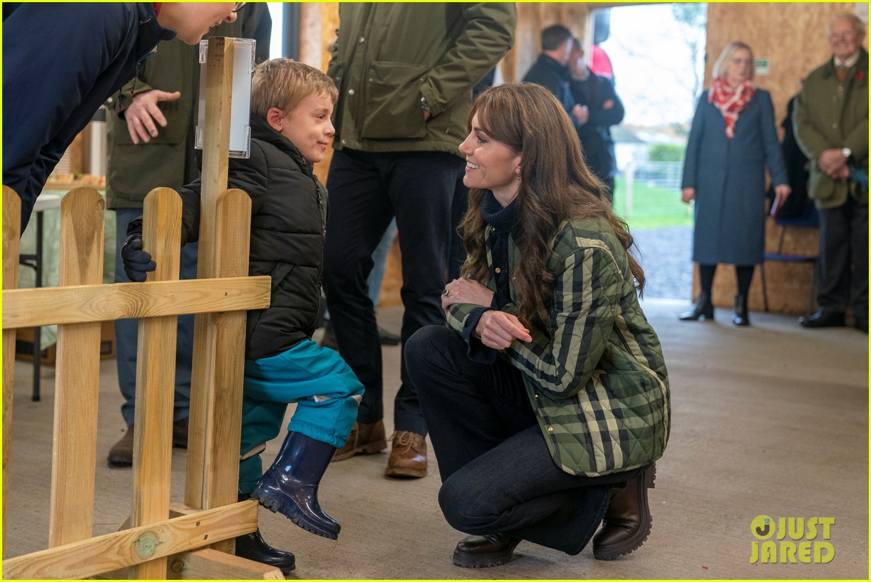 Photo: kate middleton rides bike in scotland 26 | Photo 4982326 | Just ...
