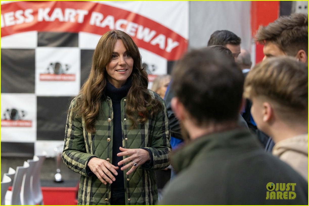 Photo: kate middleton rides bike in scotland 37 | Photo 4982337 | Just ...