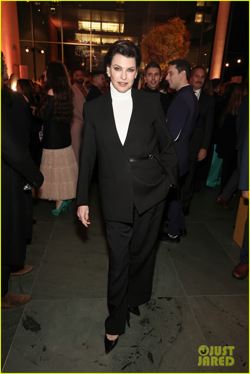 Renee Rapp, Trevor Noah, & Julia Louis-Dreyfus Arrive in Style for ...