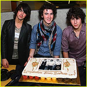 The Jonas Brothers Go Gold! | Joe Jonas, Jonas Brothers, Kevin Jonas ...