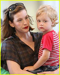 Liv Tyler and Milo Langdon Fly Away | Liv Tyler, Milo Langdon, Newsies ...