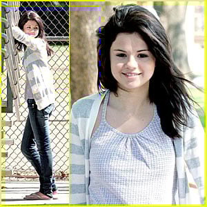 Selena Gomez Bumps Baseball | Selena Gomez : Just Jared | Celebrity ...