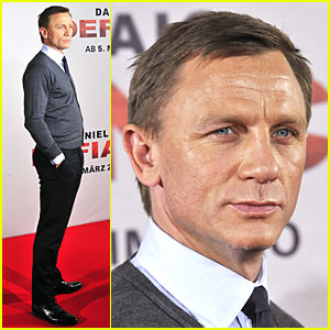 Daniel Craig Shows Off German Gaze | Daniel Craig, Edward Zwick | Just ...