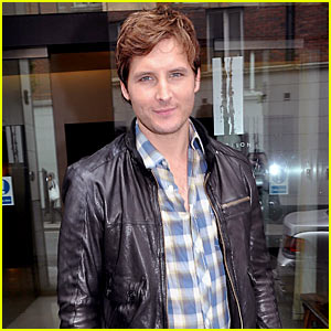 Peter Facinelli Takes The Forbidden Planet | Peter Facinelli : Just Jared