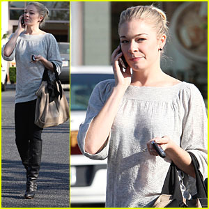 LeAnn Rimes is Chatty in Calabasas | LeAnn Rimes : Just Jared