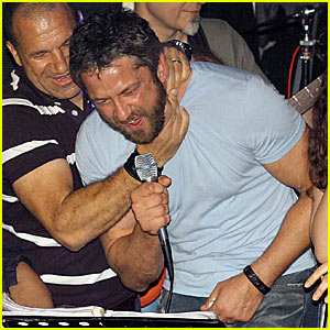 Gerard Butler: CHOKED While Singing | Gerard Butler | Just Jared ...