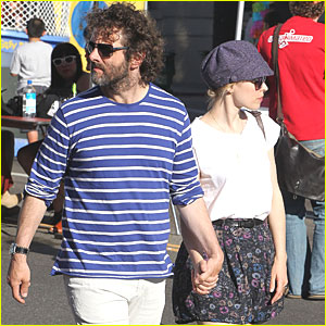 Rachel McAdams & Michael Sheen: Holding Hands | Michael Sheen, Rachel ...