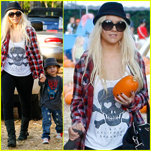 Christina Aguilera: Pumpkin Patch with Max! | Celebrity Babies, Christina Aguilera, Jordan ...