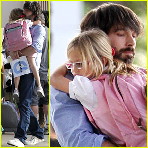 Ben Affleck & Violet: After School Hug | Ben Affleck, Celebrity Babies ...