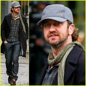 Gerard Butler Thinks Coffee | Gerard Butler | Just Jared: Celebrity ...