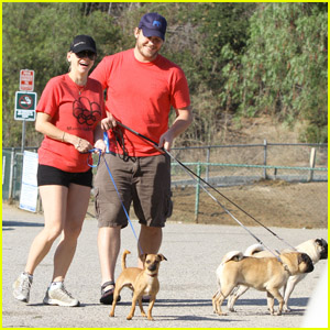 Anna Faris & Chris Pratt: Matching Dog Walk! | Anna Faris, Chris Pratt ...