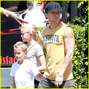 Ryan Phillippe: Roscoe’s Chicken with Ava & Deacon | Ava Phillippe ...