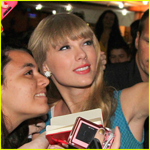 Taylor Swift Loves Her Fans! | Taylor Swift | Just Jared: Celebrity ...