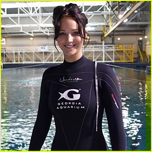 Jennifer Lawrence: Ocean Voyager Swimmer! | Elizabeth Banks, Jennifer ...
