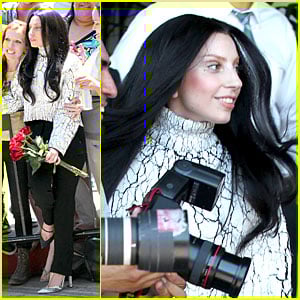 Lady Gaga Poses With Fans Without Applause Makeup! | Lady Gaga | Just ...