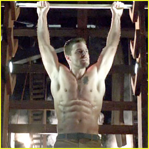 Stephen Amell: Ridiculously Ripped Abs in Shirtless ‘Arrow’ Stills ...