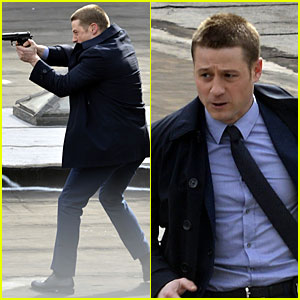 Ben McKenzie Pulls Out a Gun Quickly for ‘Gotham’ Scenes! | Benjamin McKenzie | Just Jared ...