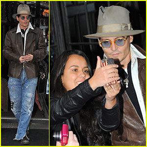 Johnny Depp Poses For Sweet Selfie with Fan in NYC! | Johnny Depp ...