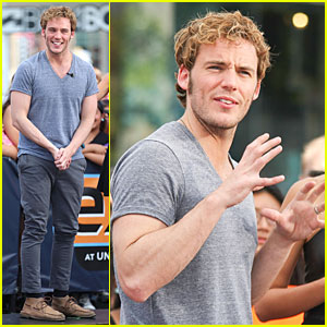 Sam Claflin Makes Us Very Happy with an ‘Extra’ Gun Show! | Sam Claflin ...