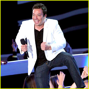 Jimmy Fallon Presents the Video of the Year Award to Miley Cyrus ...