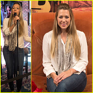 Colbie Caillat Sings ‘Smelly Cat’ at ‘Friends’ Central Perk Shop ...
