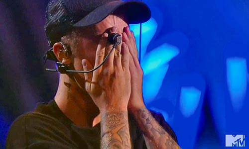 Justin Bieber Cries On Stage at MTV VMAs 2015 (Video) | 2015 MTV VMAs ...
