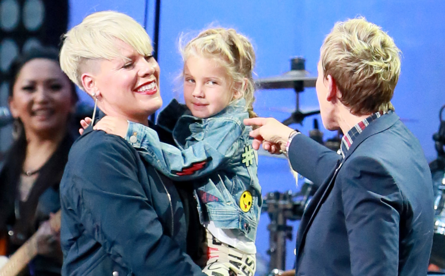 Pink Brings Daughter Willow On Stage at ‘Ellen Show’! | Carey Hart ...