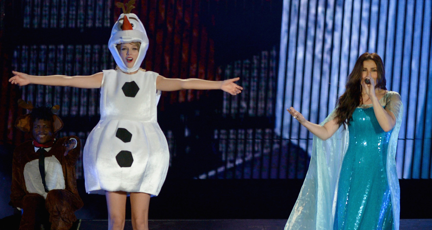 Idina Menzel Dresses as Elsa to Sing ‘Let It Go’ with Taylor Swift ...