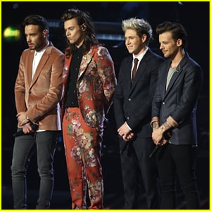 One Direction Share Hug On Stage At ‘X Factor’ Final After Performing ...