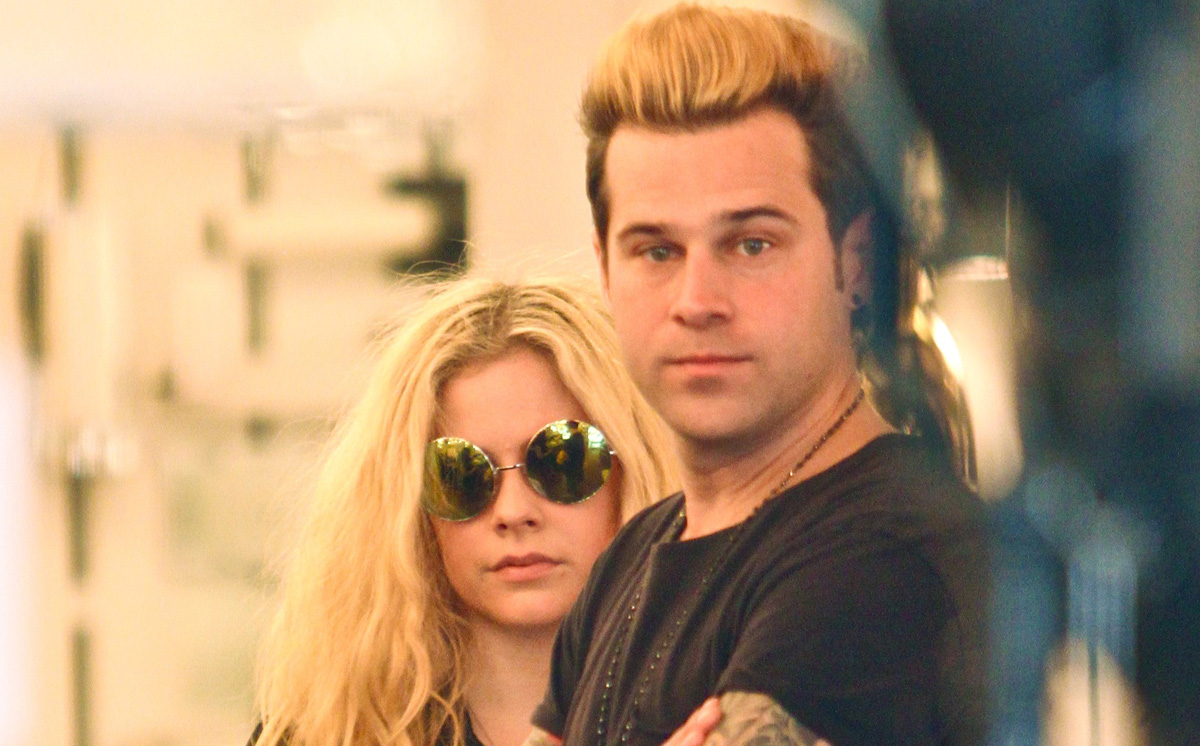 Roommates Avril Lavigne & Ryan Cabrera Do Some Shopping Together ...